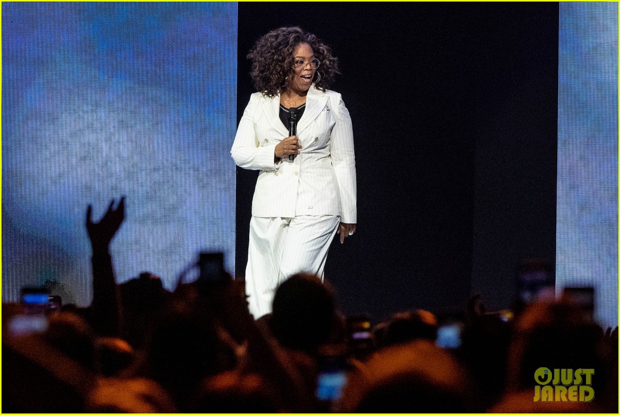 Photo: oprah winfrey falls on stage 14 | Photo 4444230 | Just Jared