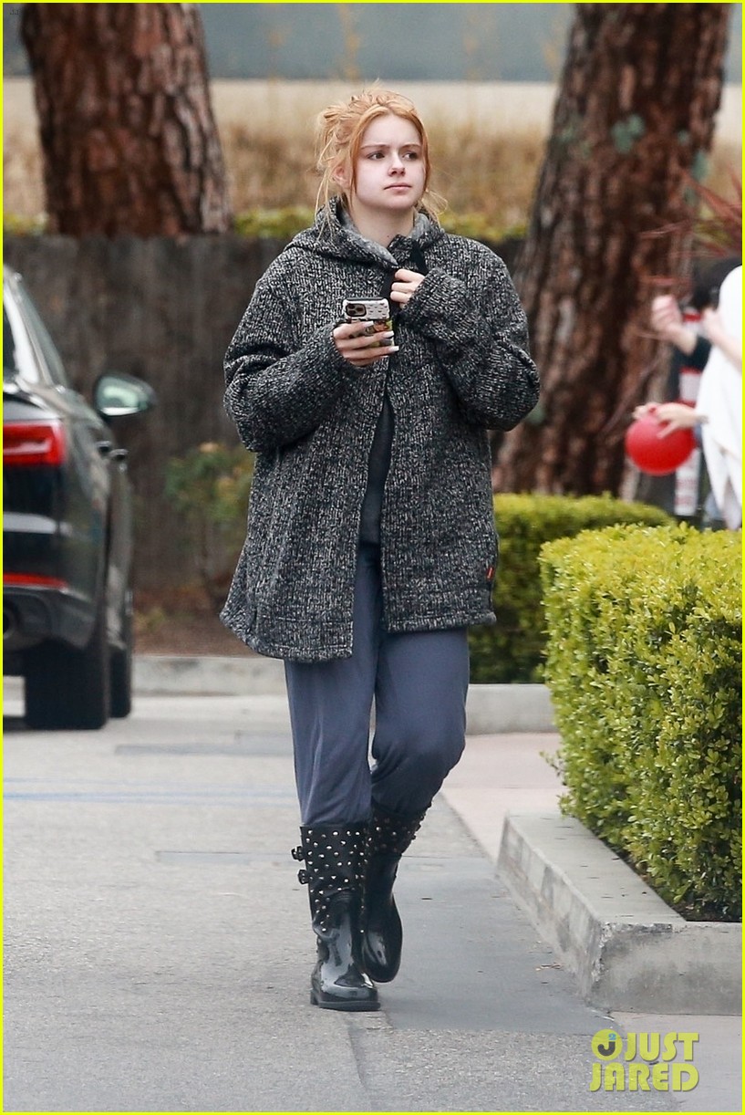 Ariel Winter Finds A Giant Cutout Head While Cleaning, Tries To Smash ...