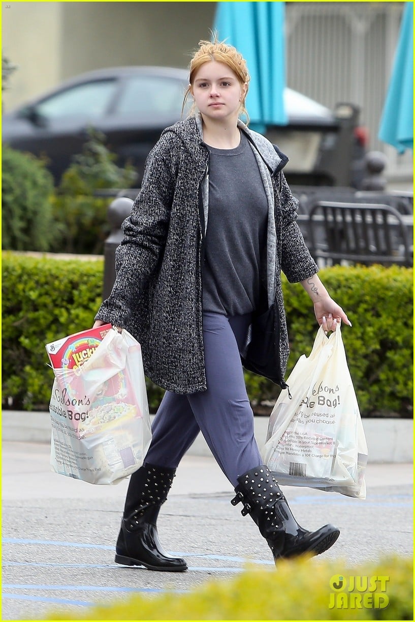 Ariel Winter Finds A Giant Cutout Head While Cleaning, Tries To Smash ...