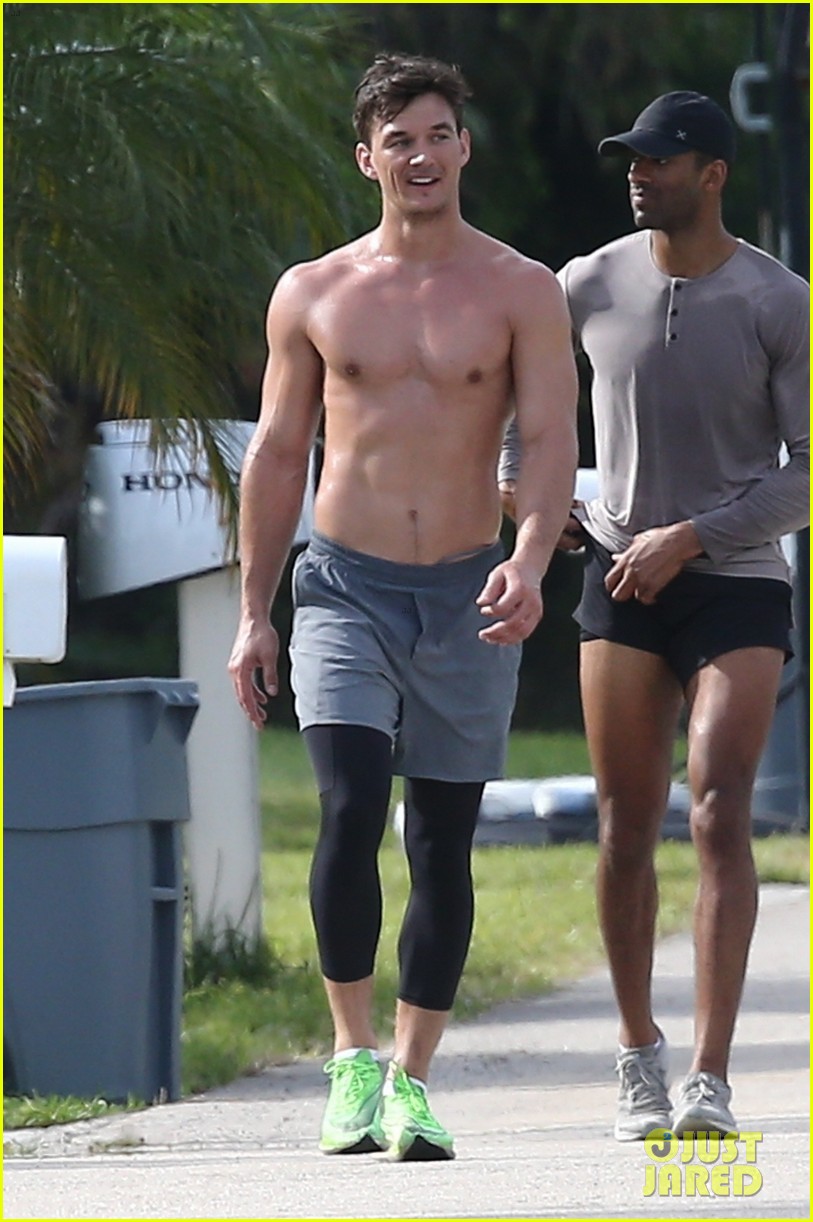 Photo: tyler cameron shirtless jog 01 | Photo 4449900 | Just Jared ...
