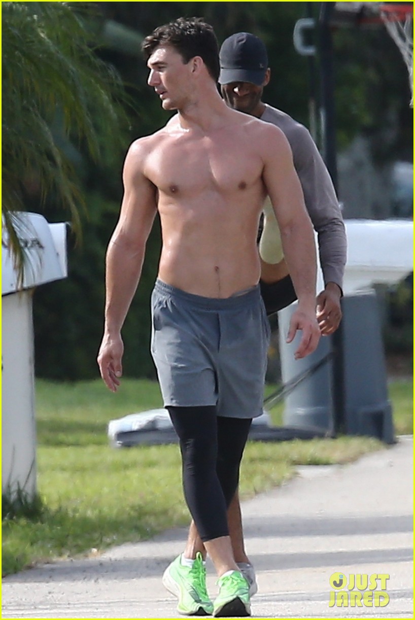 Photo: tyler cameron shirtless jog 04 | Photo 4449903 | Just Jared ...