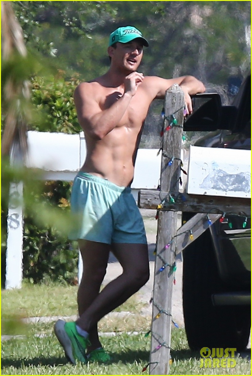 Photo: tyler cameron goes for a shirtless jog 05 | Photo 4451212 | Just ...
