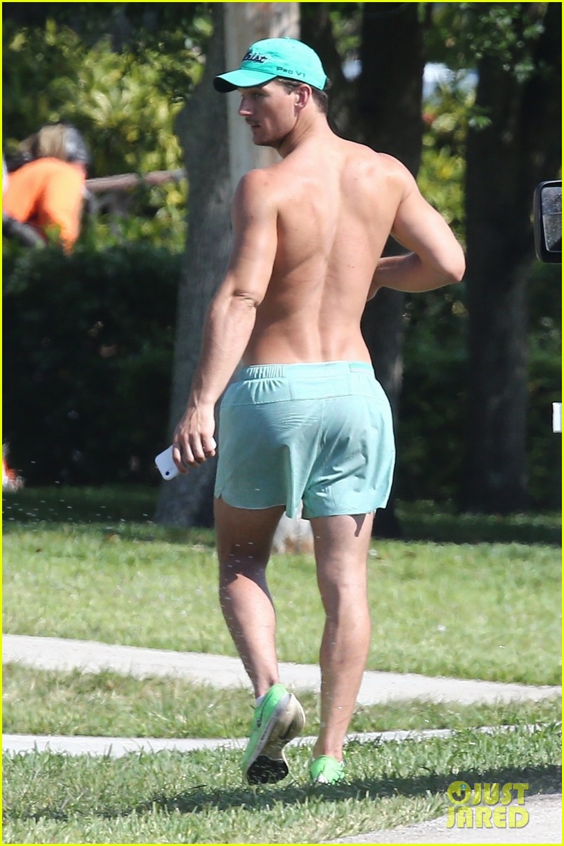 Photo: tyler cameron goes for a shirtless jog 09 | Photo 4451216 | Just ...