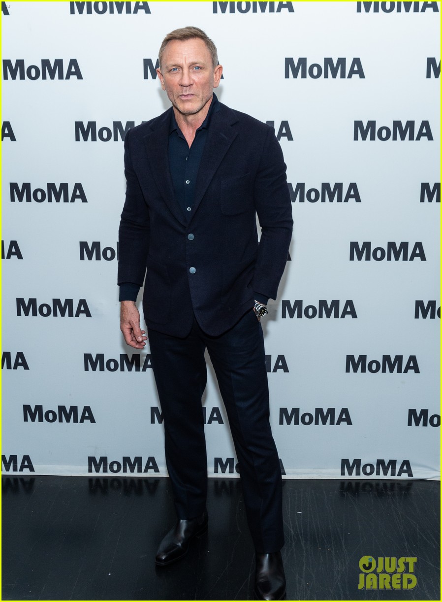 Daniel Craig Was Gifted With A Suit & Bowtie Birthday Cake at MoMA ...