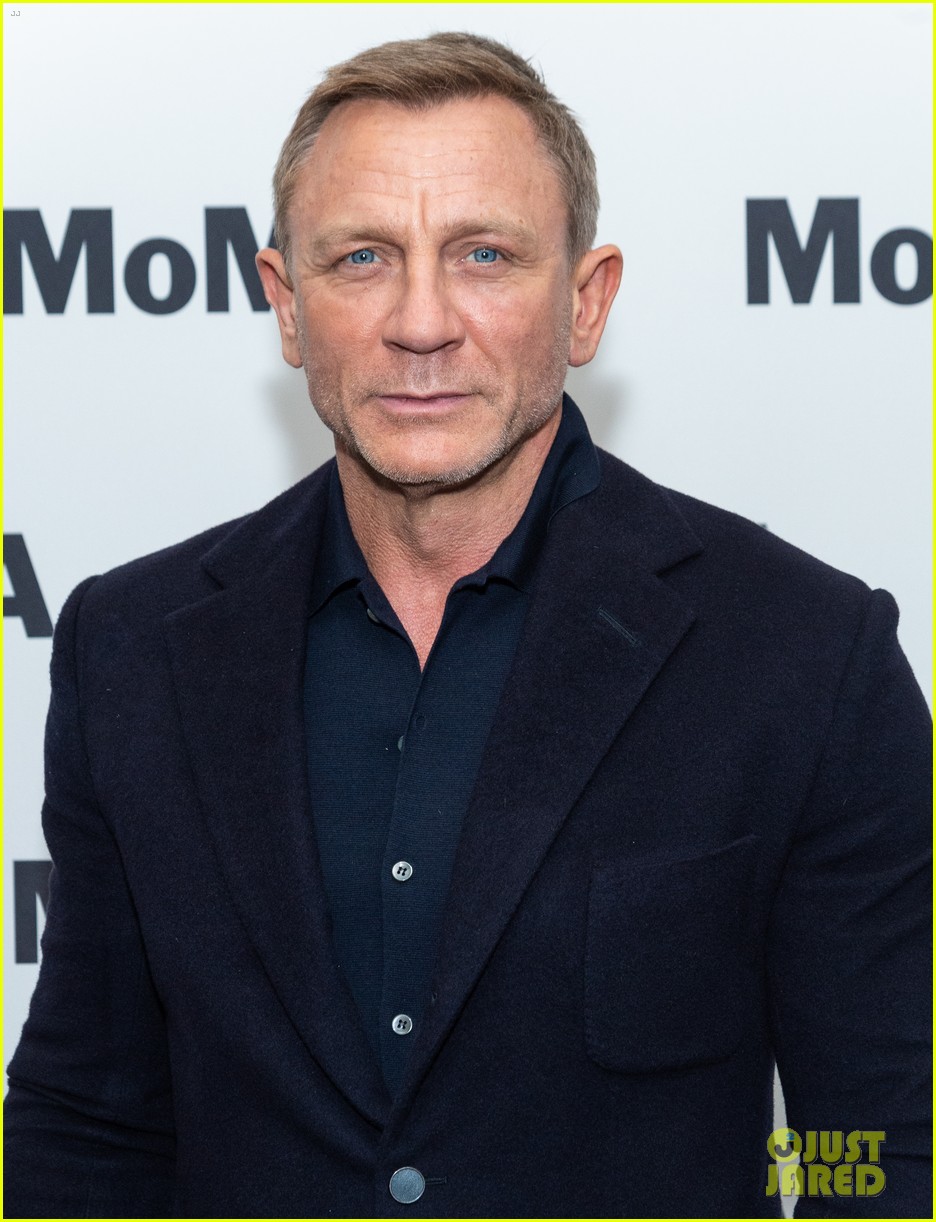 Daniel Craig Was Gifted With A Suit & Bowtie Birthday Cake at MoMA ...