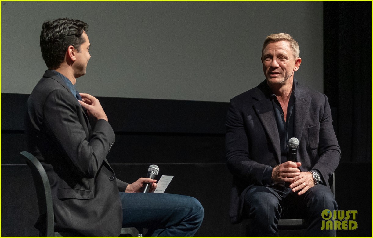 Daniel Craig Was Gifted With A Suit & Bowtie Birthday Cake at MoMA ...