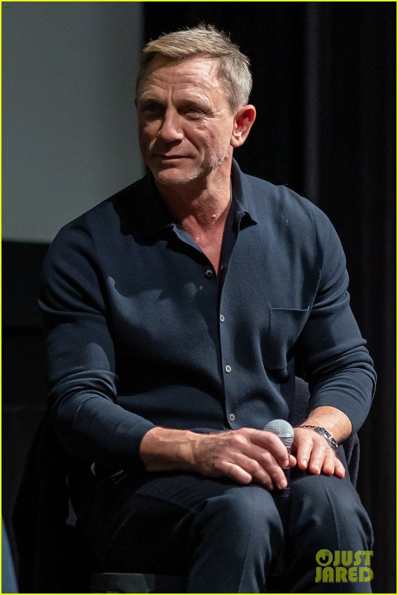 Daniel Craig Was Gifted With A Suit & Bowtie Birthday Cake at MoMA ...