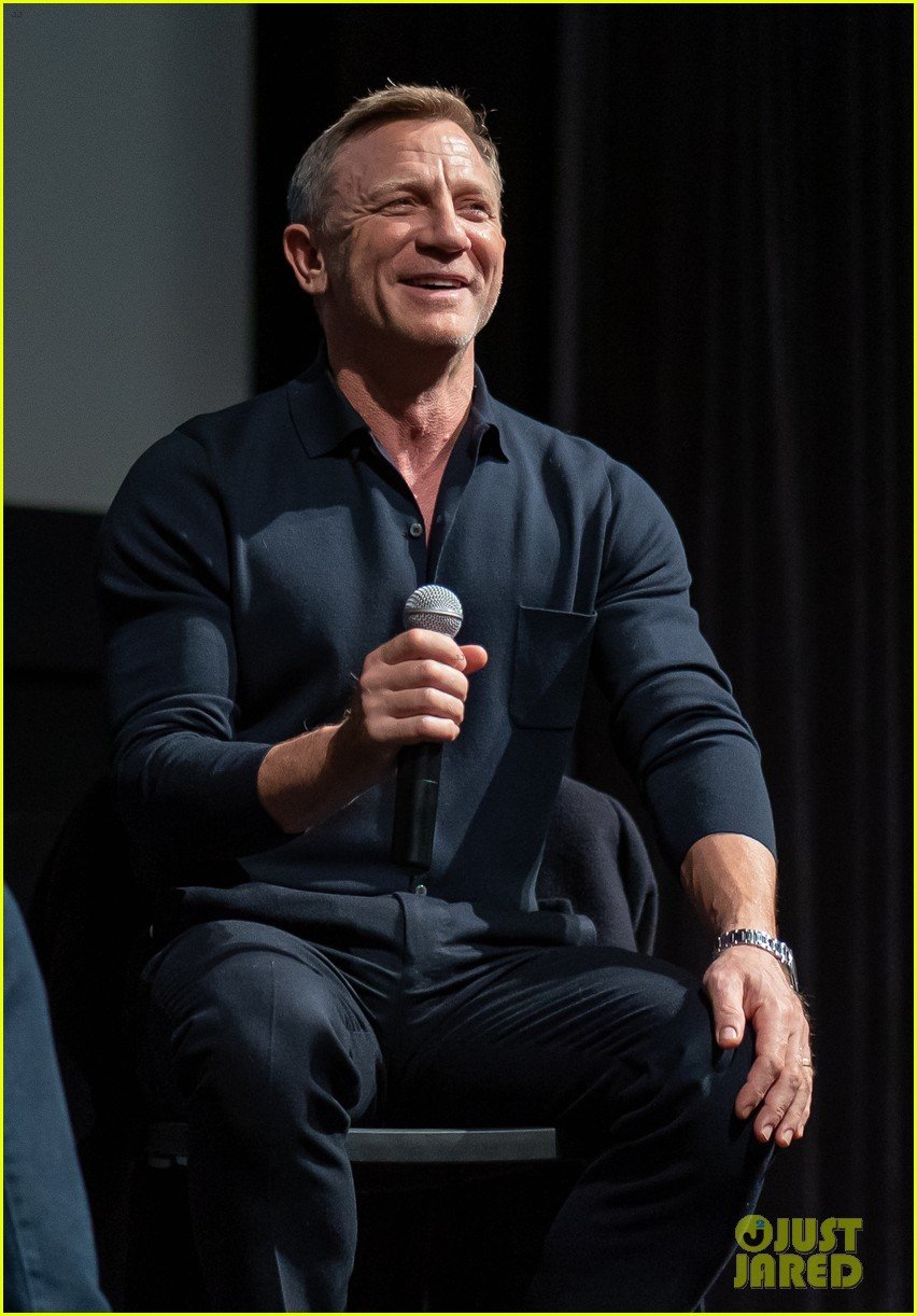 Daniel Craig Was Gifted With A Suit & Bowtie Birthday Cake at MoMA ...