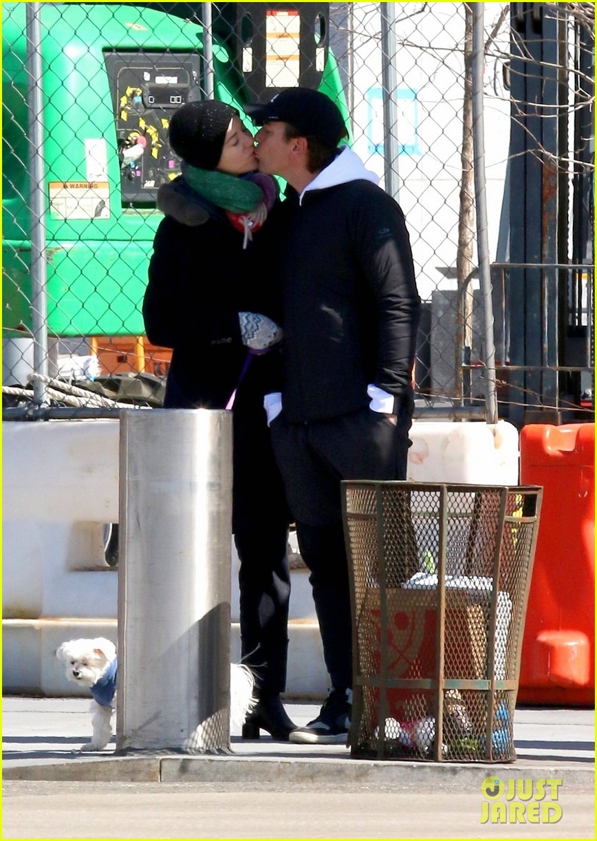 Ewan McGregor & Girlfriend Mary Elizabeth Winstead Share a Kiss While ...