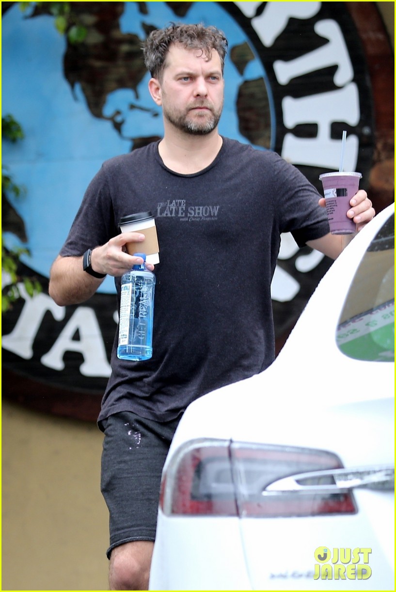 Joshua Jackson Picks Up a Smoothie After Working Up a Sweat: Photo ...