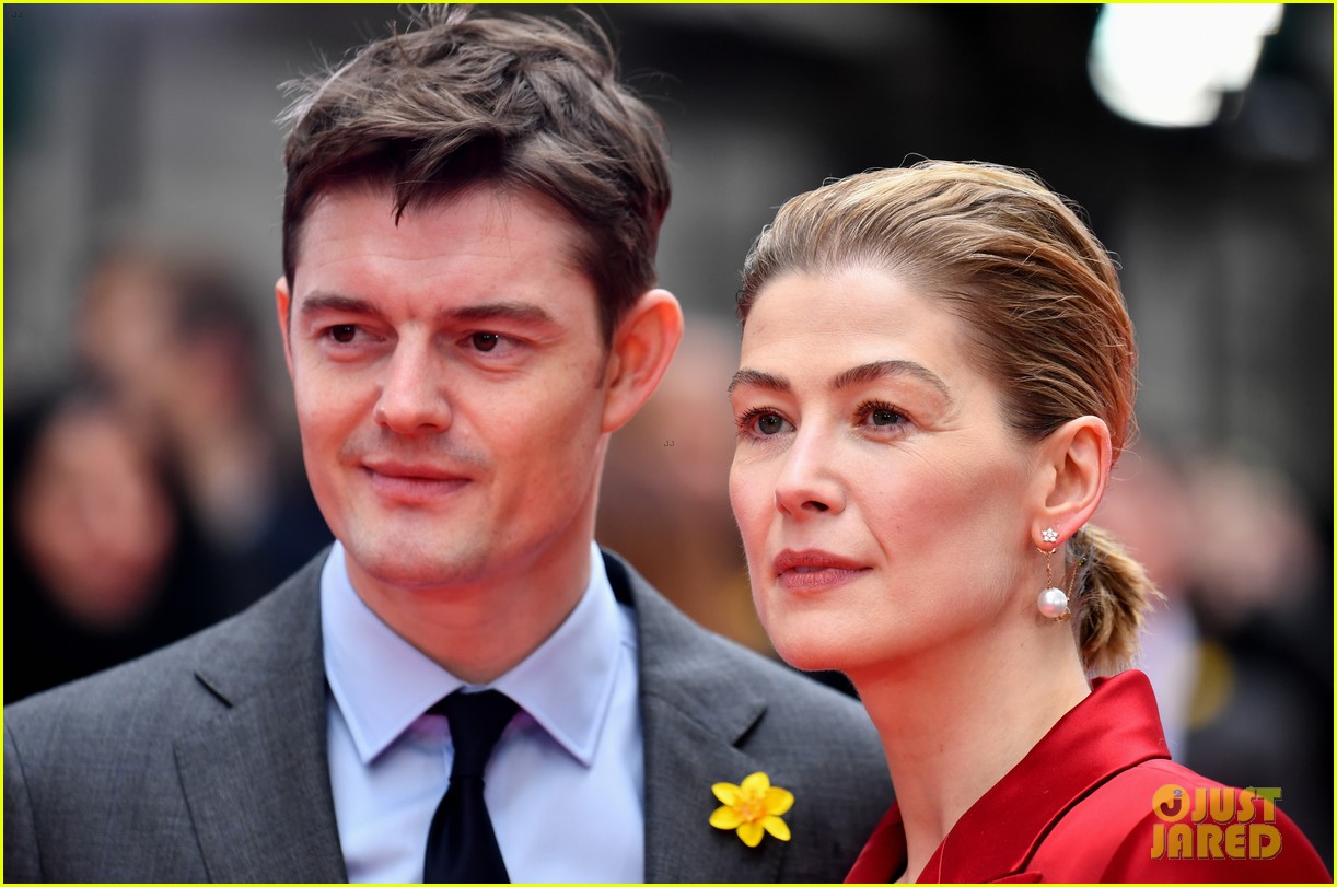 Rosamund Pike Wears One Pearl Earring To 'Radioactive' Premiere in ...
