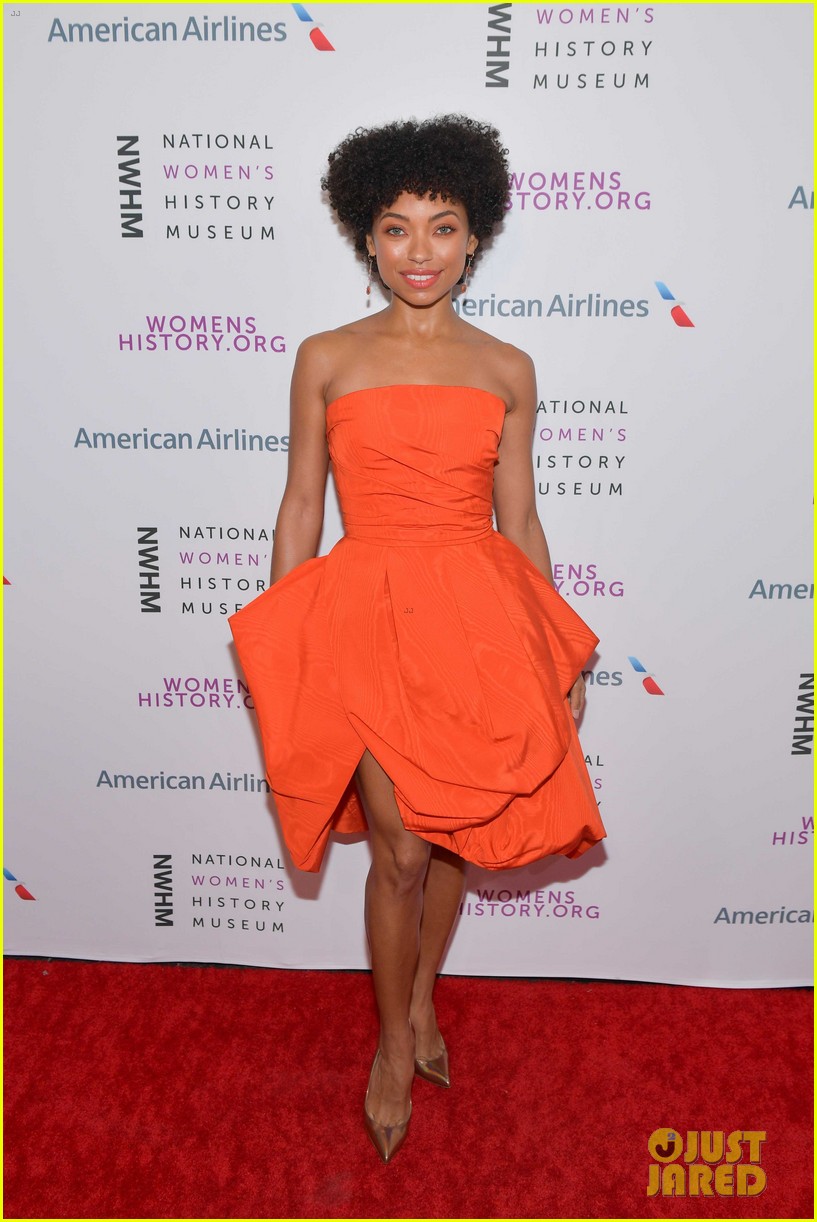 Andie MacDowell Supported By Kids Justin, Rainey, & Margaret Qualley at ...