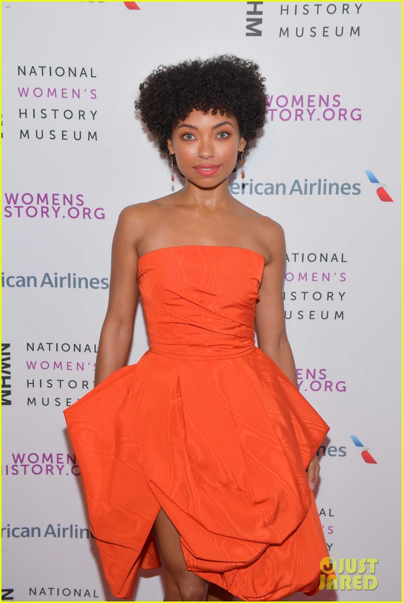 Andie MacDowell Supported By Kids Justin, Rainey, & Margaret Qualley at ...