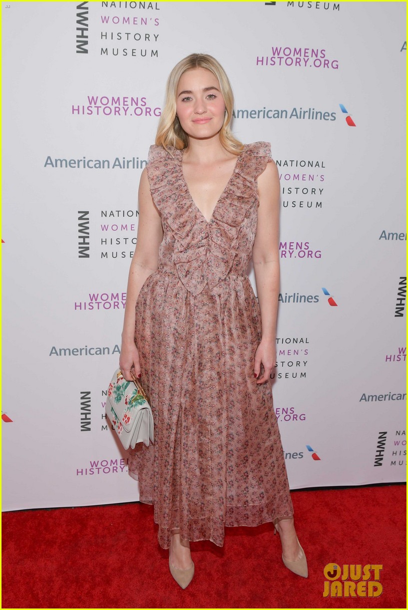 Andie MacDowell Supported By Kids Justin, Rainey, & Margaret Qualley at ...