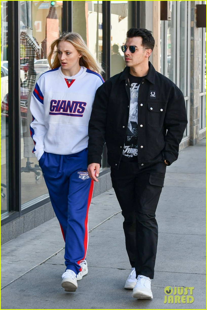 Joe Jonas Sophie Turner Shop For Baby Clothes In Studio City Photo 4444830 Joe Jonas joe-jonas-sophie-turner-shop-for-baby-clothes-in-studio-city-photo-4444830-joe-jonas
