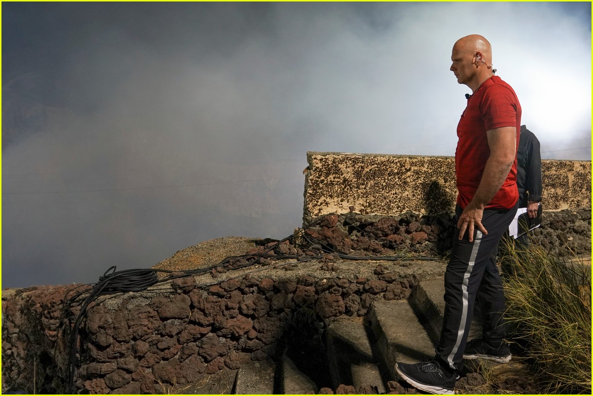 Nik Wallenda Attempts Tightrope Walk Across Active Volcano (Video ...