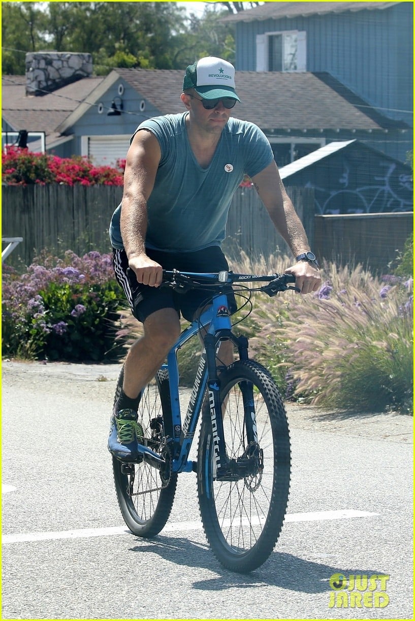 Chris Martin Shows Off His Muscles on a Bike Ride in Malibu: Photo ...