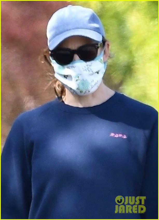 Jennifer Garner Wears Mask & Sunglasses During Afternoon Walk: Photo ...