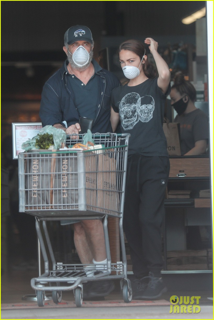Photo: mel gibson rosalind grocery shop masks 01 | Photo 4455583 | Just ...