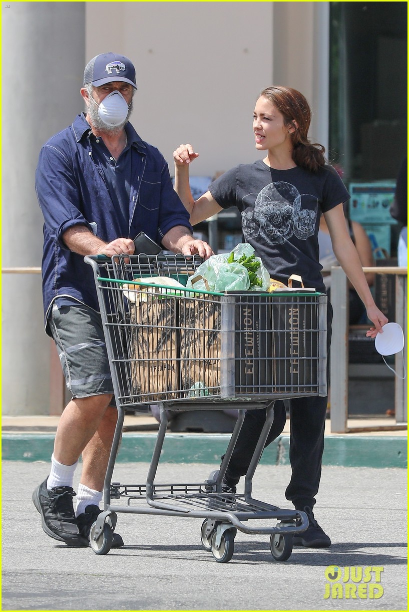 Mel Gibson Stocks Up on Groceries With Girlfriend Rosalind Ross: Photo ...