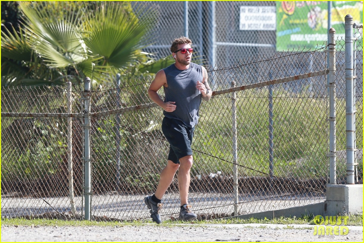 Ryan Phillippe Shows Off Toned Muscles During a Jog: Photo 4452411 ...