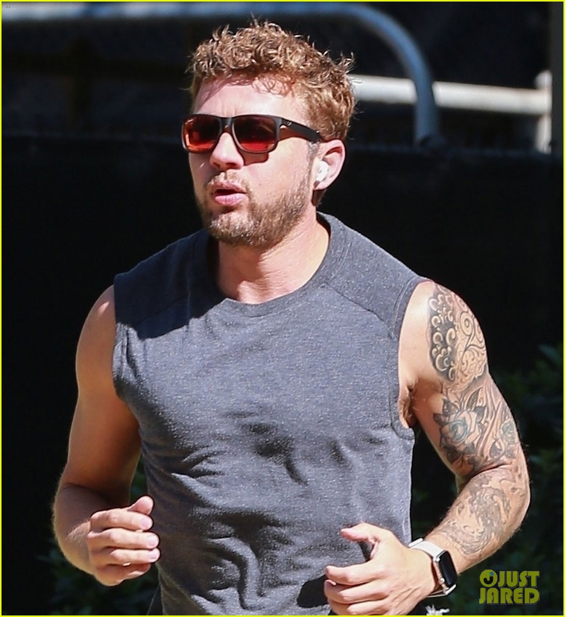 Ryan Phillippe Shows Off Toned Muscles During a Jog: Photo 4452412 ...
