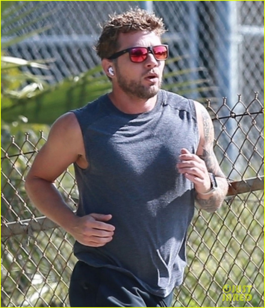 Ryan Phillippe Shows Off Toned Muscles During a Jog: Photo 4452414 ...