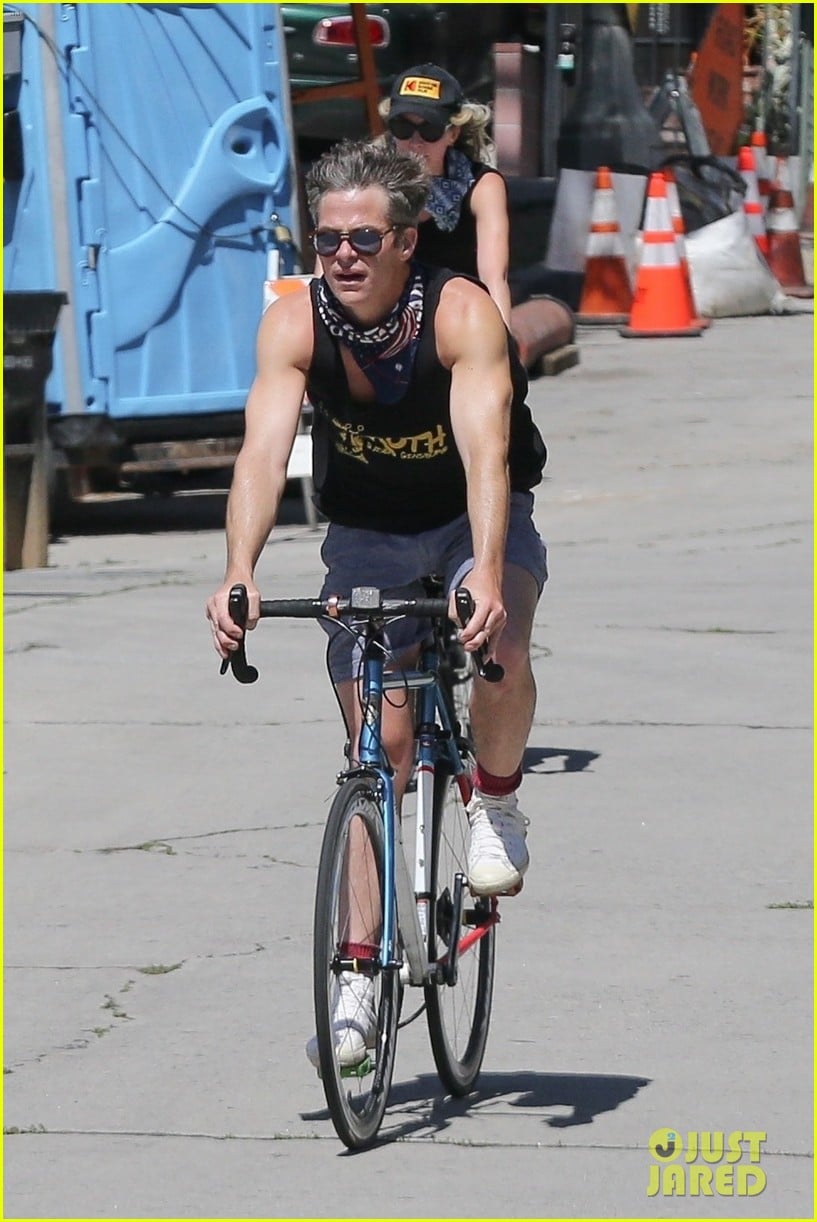 Chris Pine Soaks Up the Sun During a Bike Ride with Annabelle Wallis ...