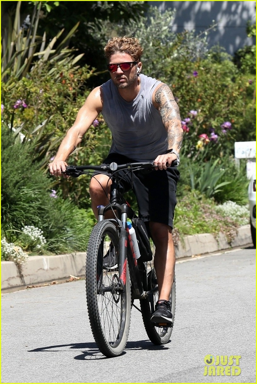 Ryan Phillippe Shows Off His Buff Bod on a Bike Ride in LA: Photo ...