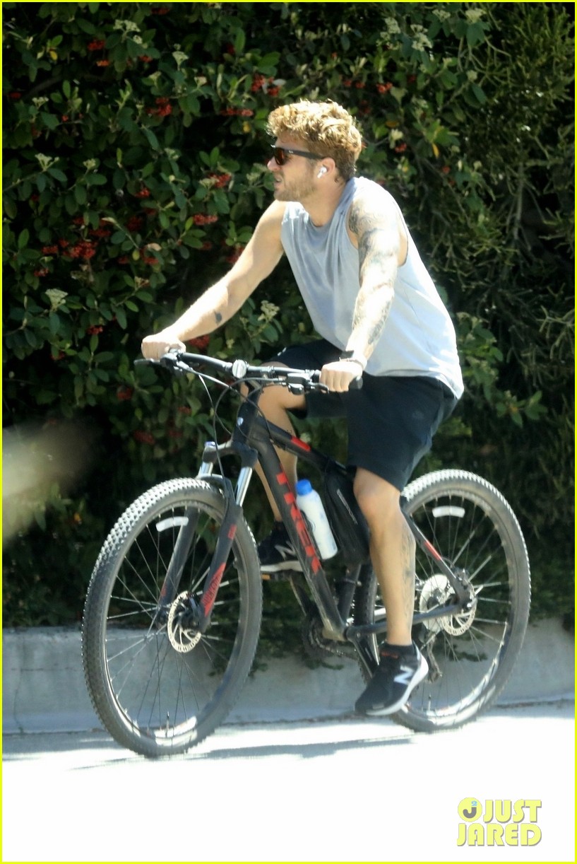Ryan Phillippe Shows Off His Buff Bod on a Bike Ride in LA: Photo ...