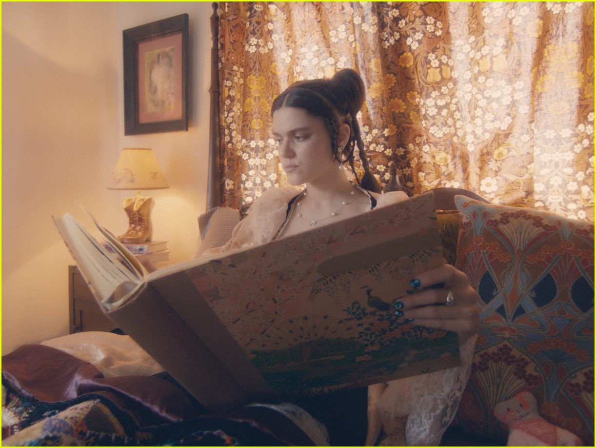 French Singer Soko Announces Third Album 'Feel Feelings,' Drops New ...