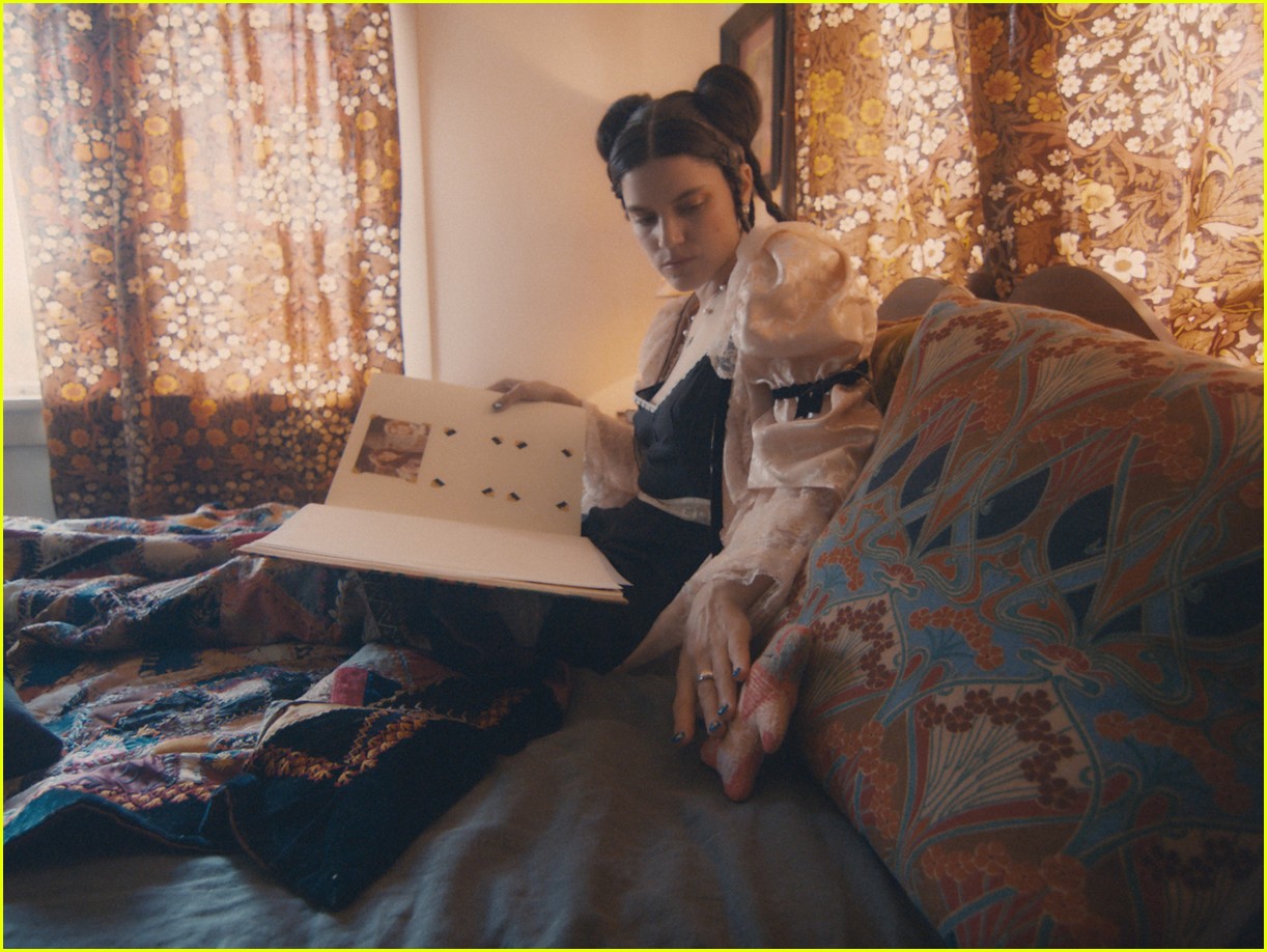 French Singer Soko Announces Third Album 'Feel Feelings,' Drops New ...