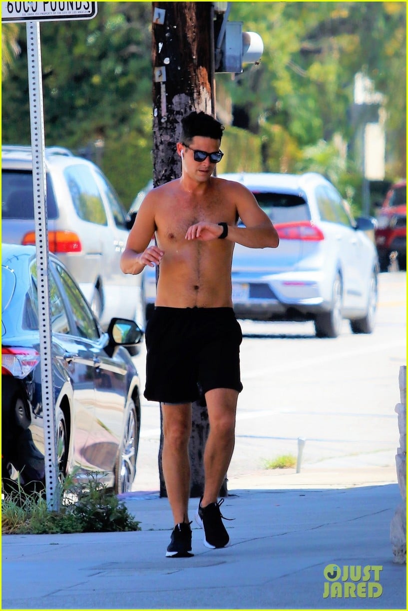 Bachelor Nation's Wells Adams Goes Shirtless for a Run in L.A.: Photo ...