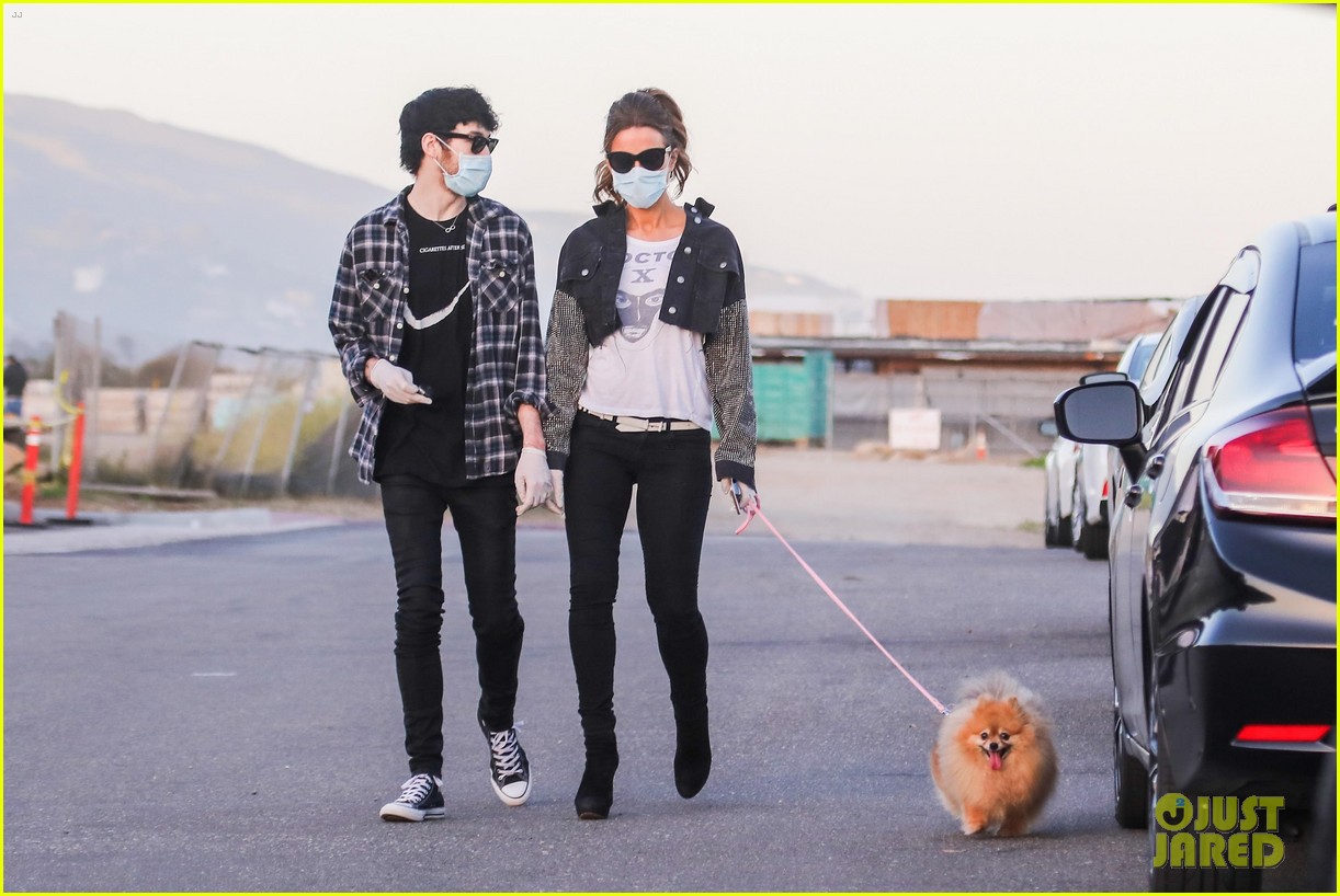 Kate Beckinsale Goes For a Sunset Walk with Boyfriend Goody Grace ...