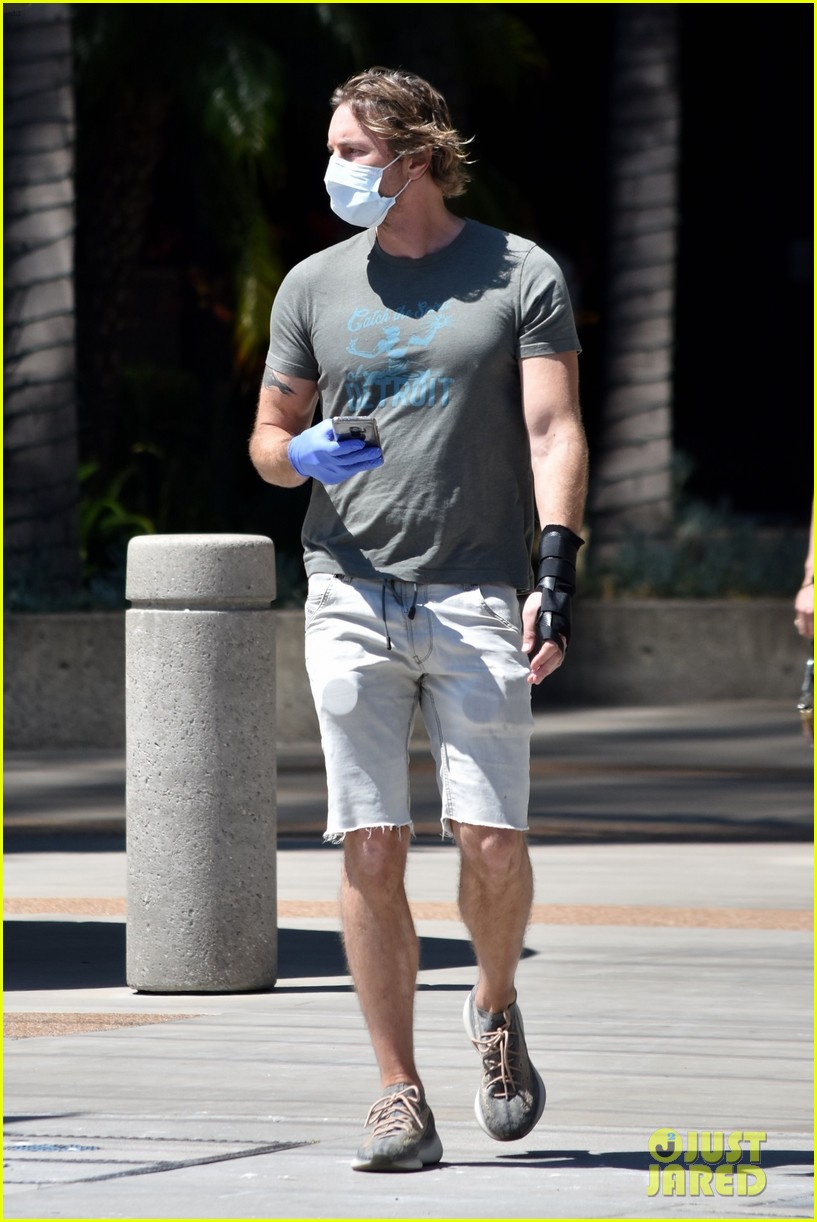 Dax Shepard Wears New Arm Brace While Running Errands in LA: Photo ...