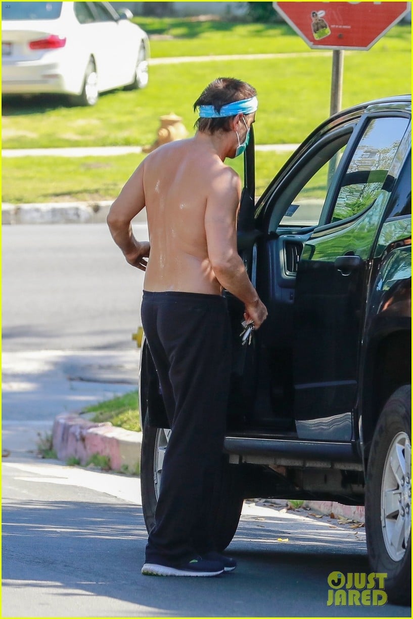 Colin Farrell Goes Shirtless for a Masked Run, Puts Hot Body on Display ...