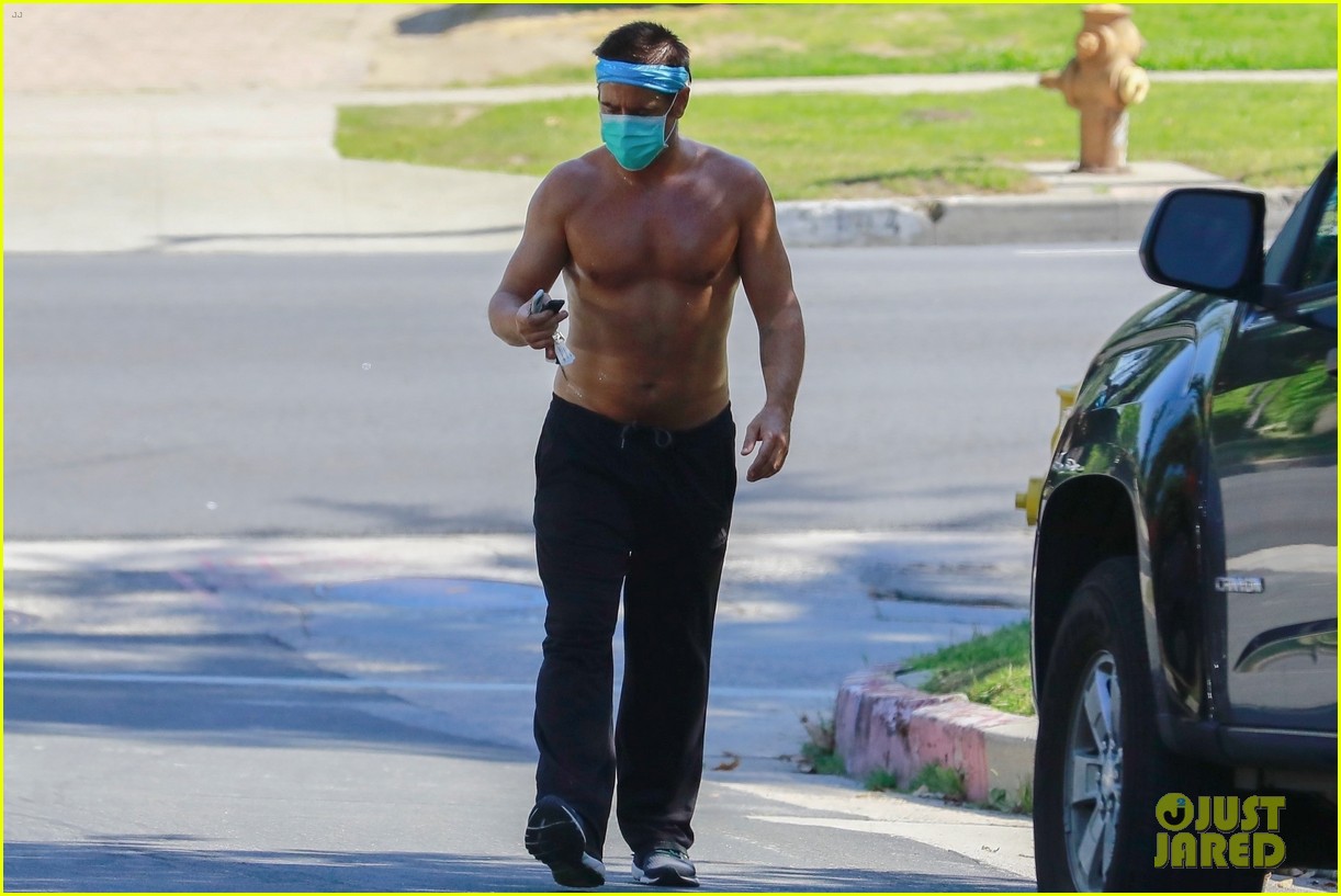 Colin Farrell Goes Shirtless for a Masked Run, Puts Hot Body on Display ...