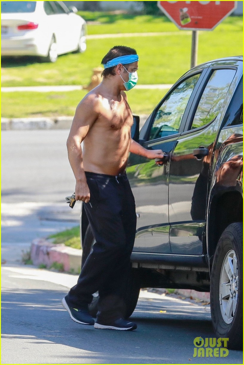 Colin Farrell Goes Shirtless for a Masked Run, Puts Hot Body on Display ...