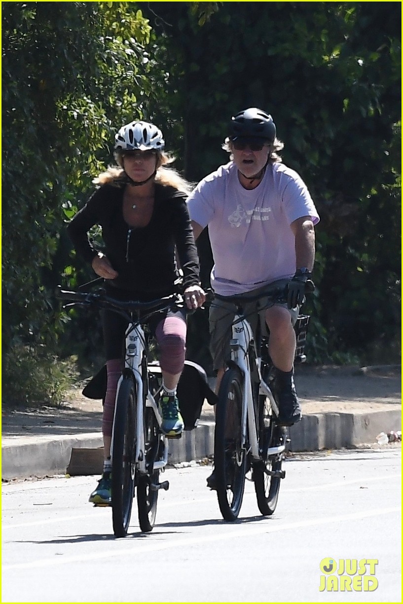 Goldie Hawn & Kurt Russell Go For Mother's Day Bike Ride: Photo 4458660 ...
