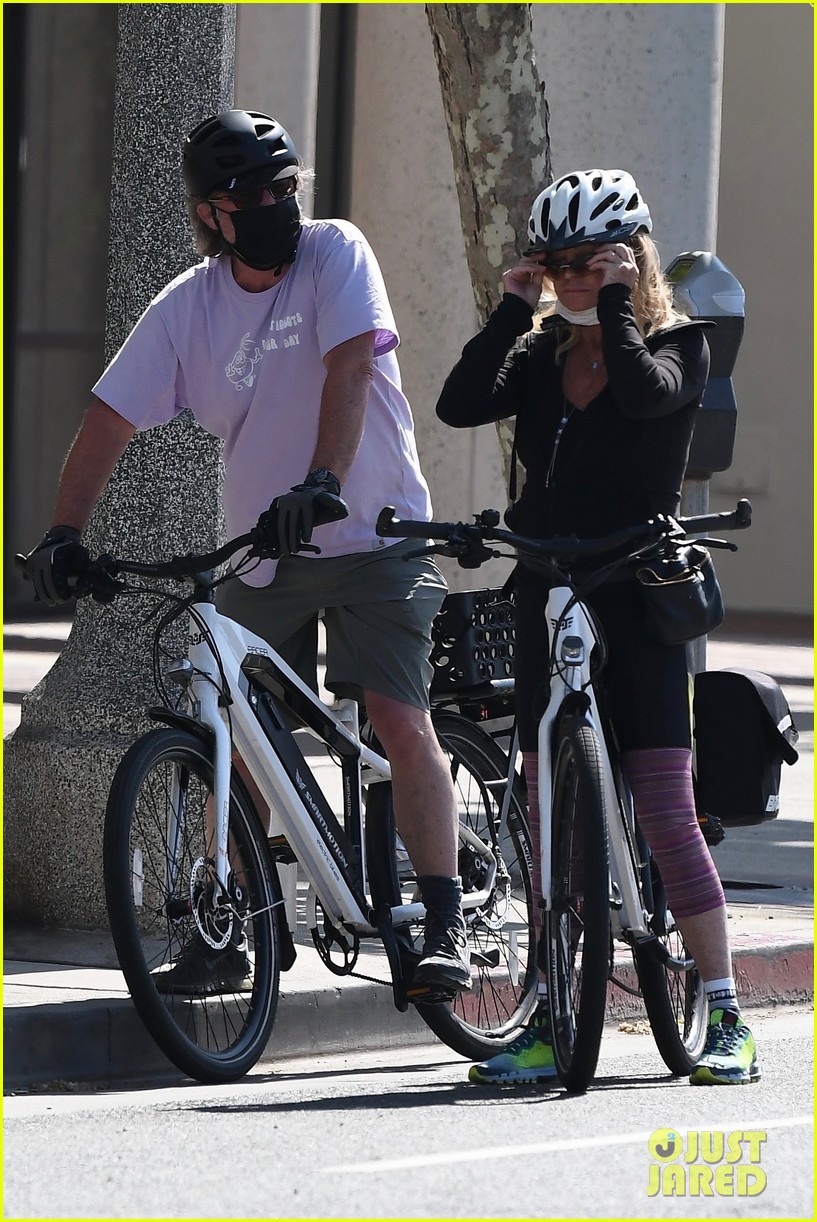 Goldie Hawn & Kurt Russell Go For Mother's Day Bike Ride: Photo 4458664 ...