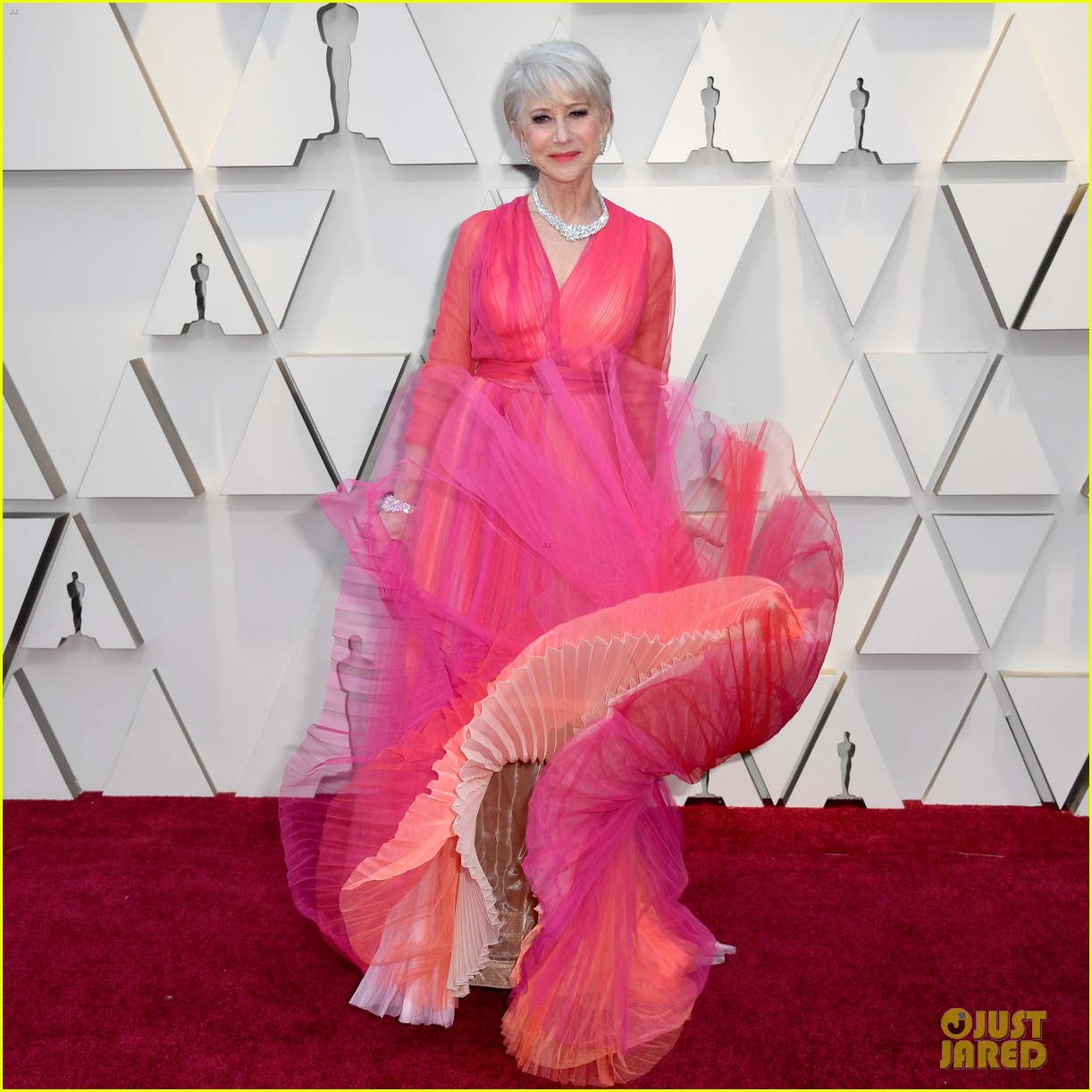 Helen Mirren Doesn't Get Why She's A 'Sex Symbol' But She's 'Not Going ...