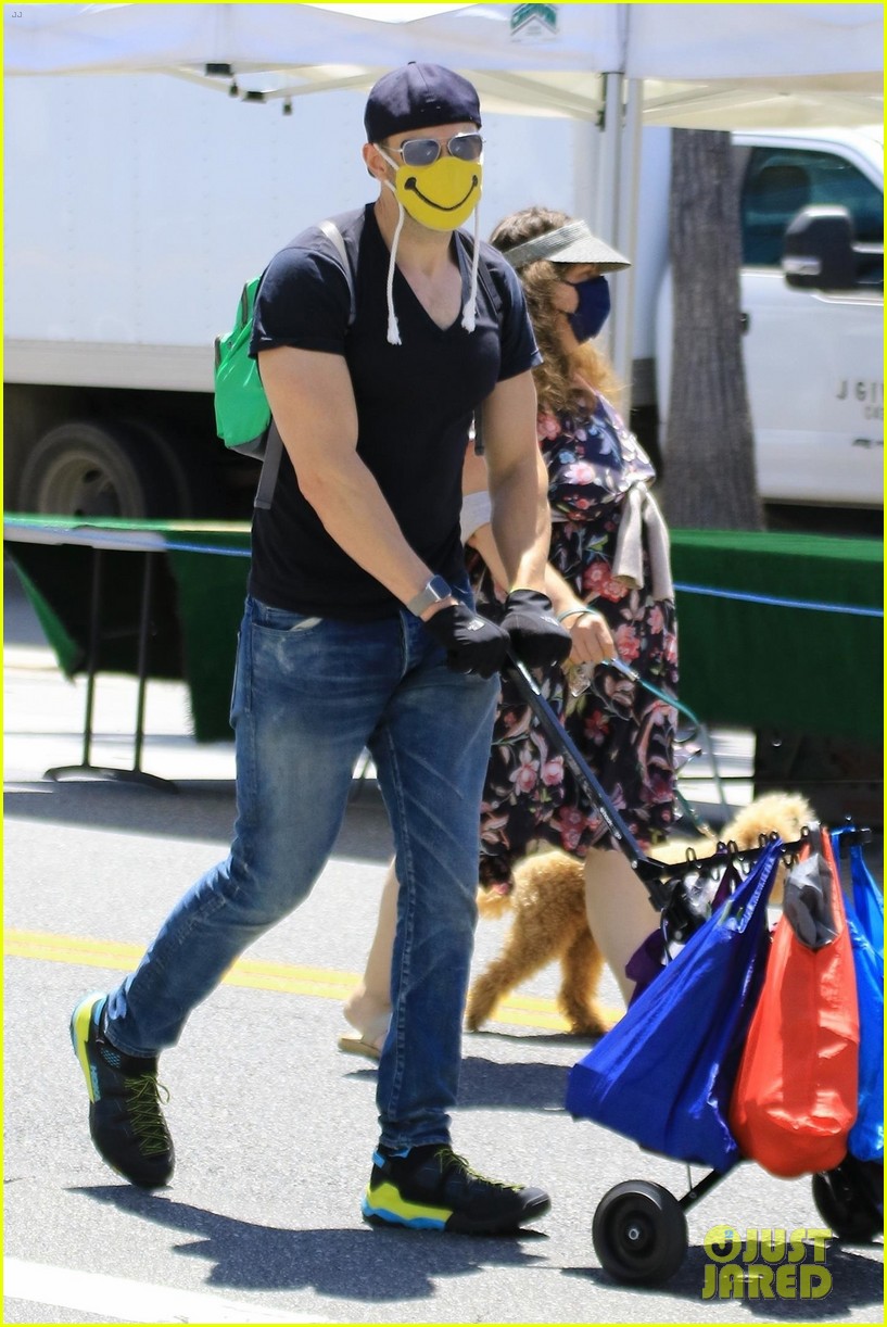 Joel McHale Wears Smiley Face Mask to the Farmer's Market: Photo ...