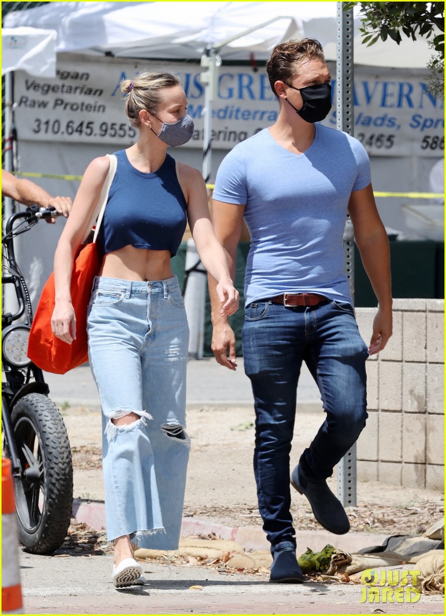 Brie Larson & Boyfriend Elijah Allan-Blitz Color Coordinate for Trip to ...