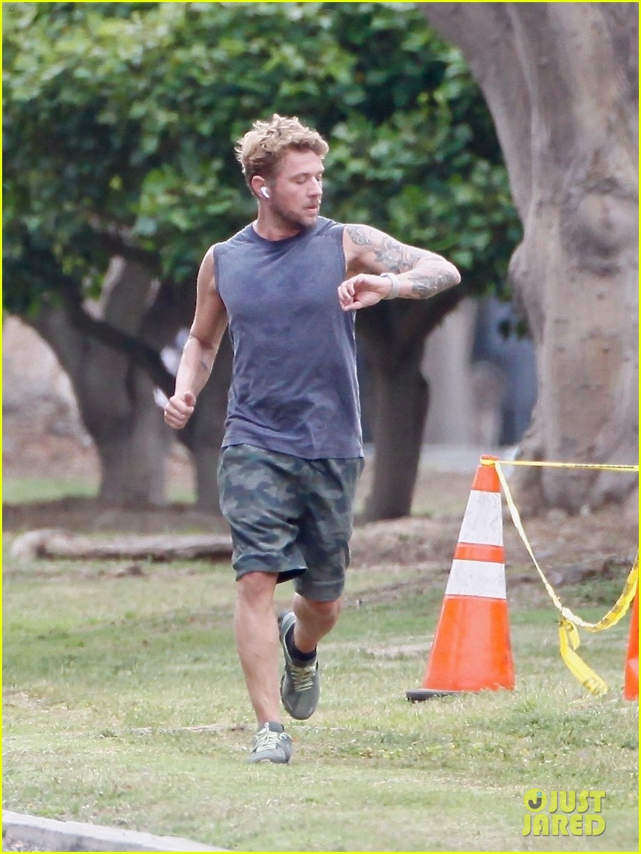Ryan Phillippe Flashes His Abs While On a Run: Photo 4458875 | Ryan ...