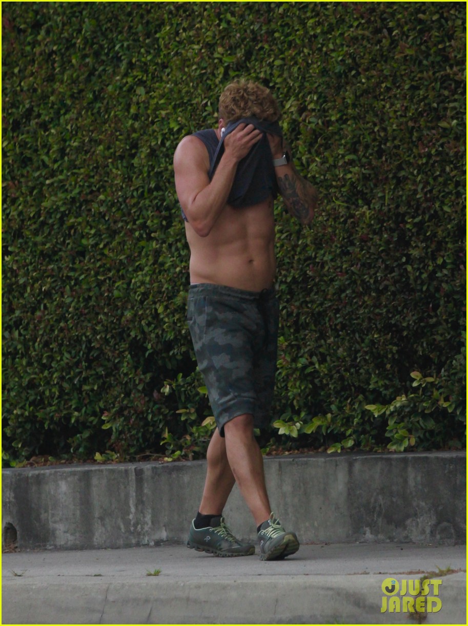 Ryan Phillippe Flashes His Abs While On a Run: Photo 4458879 | Ryan ...