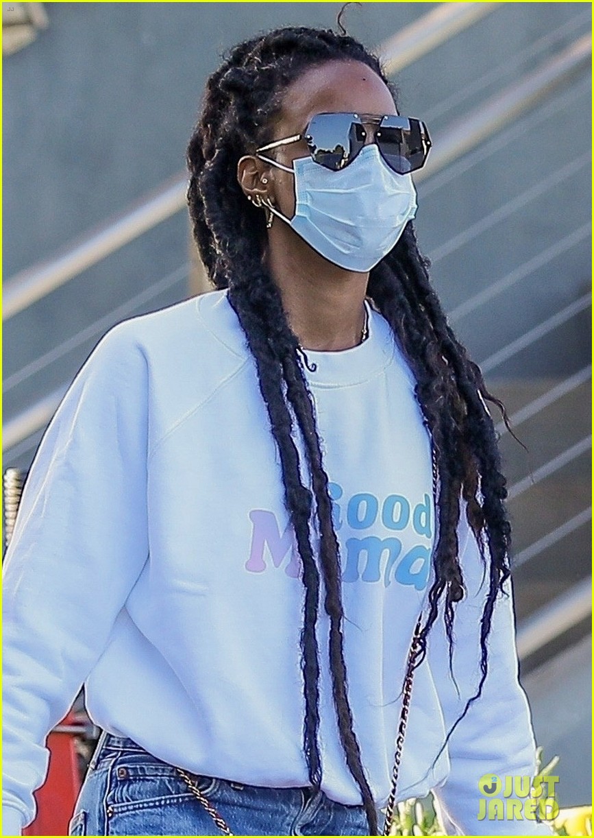 Kelly Rowland Flashes Her Fit Midriff During a Trip to Grocery Store ...