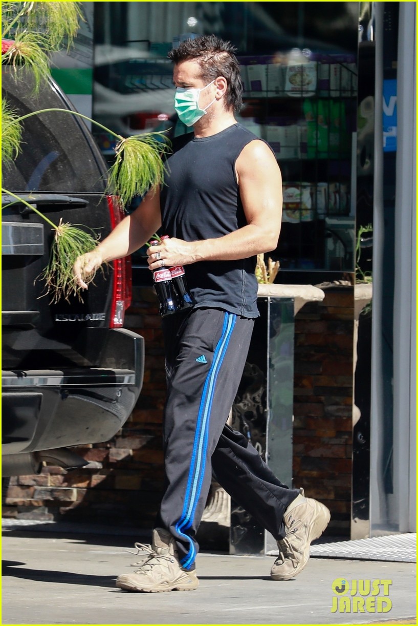 Colin Farrell Shows Off His Buff Arms on a Gas Station Run Amid ...