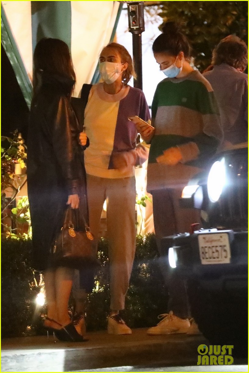 Cara Delevingne Dines at the Chateau Marmont with the Qualley Sisters ...