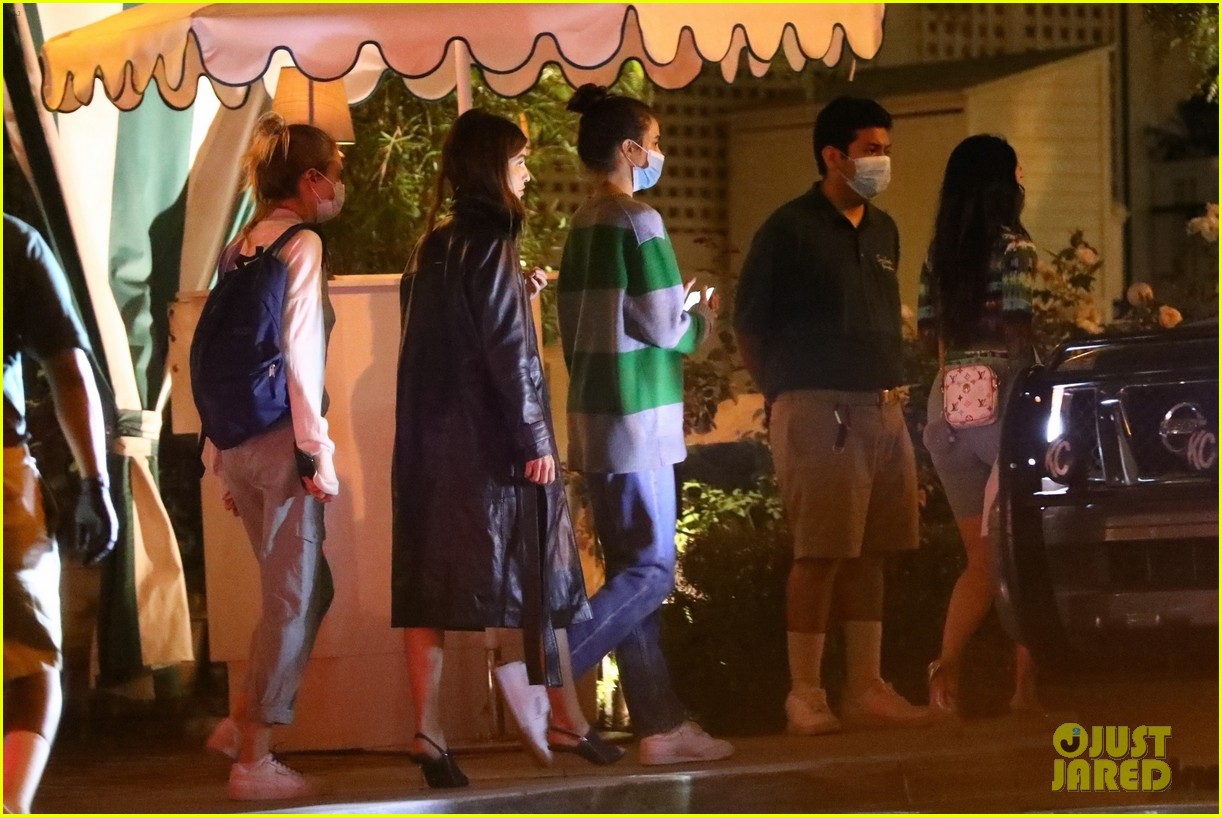 Cara Delevingne Dines at the Chateau Marmont with the Qualley Sisters ...