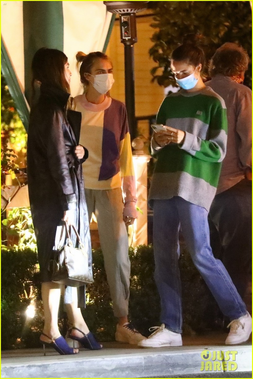 Cara Delevingne Dines at the Chateau Marmont with the Qualley Sisters ...